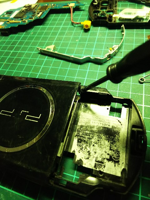 PSP3000分解、シェル交換 | ならず者青年漂流記